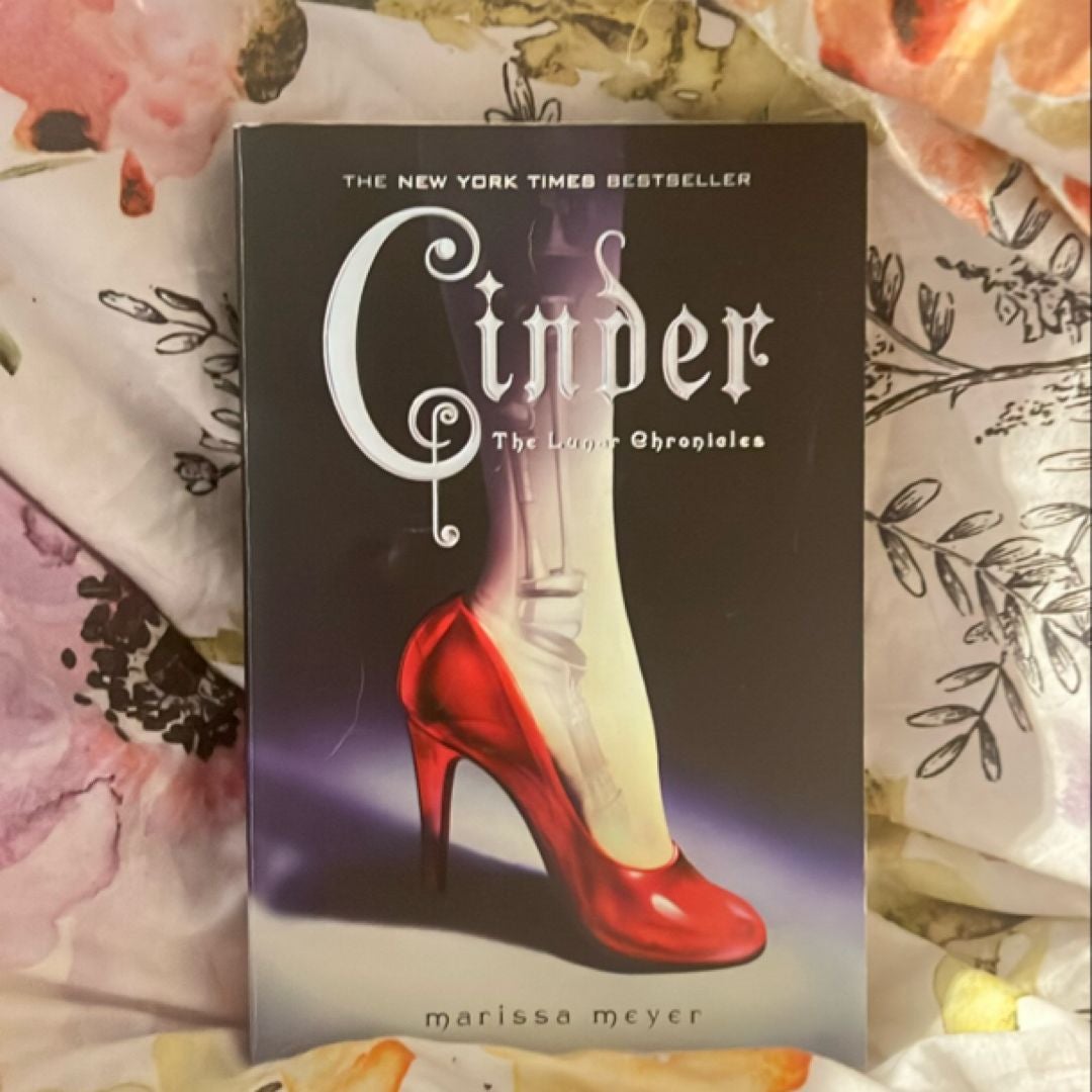 Cinder by Marissa Meyer, Paperback | Pangobooks