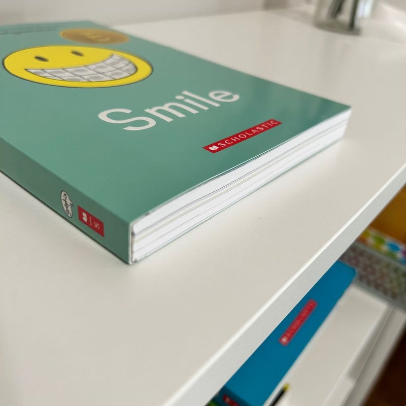 Smile by Raina Telgemeier, Paperback | Pangobooks