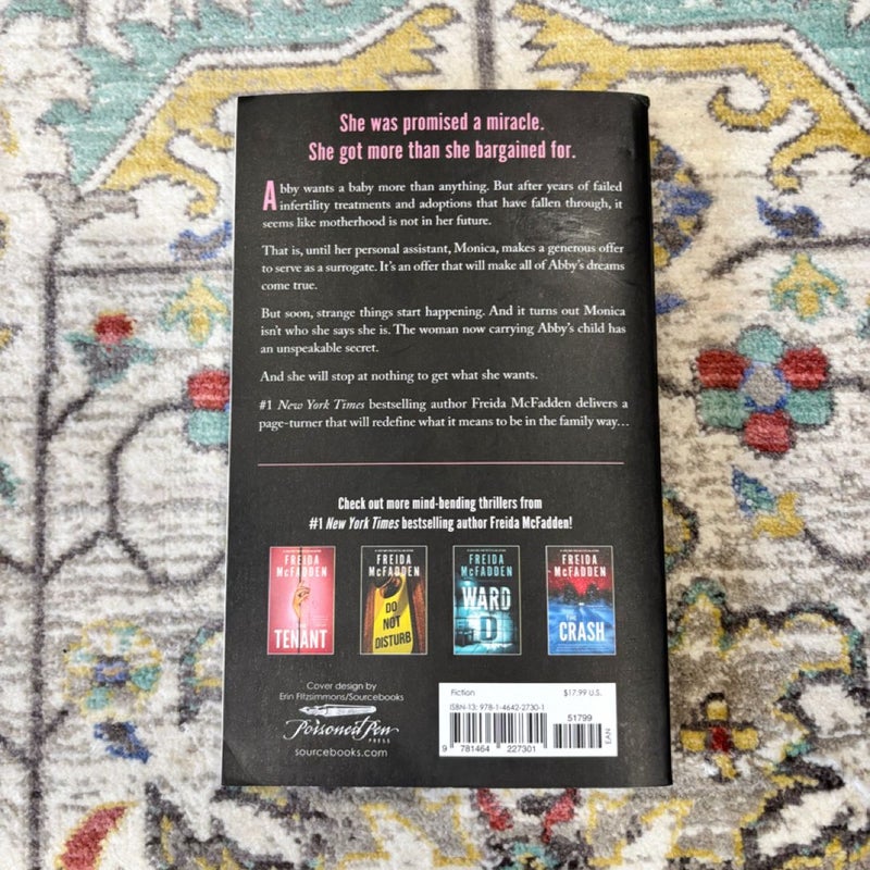 The surrogate mother by Freida McFadden, Paperback | Pangobooks