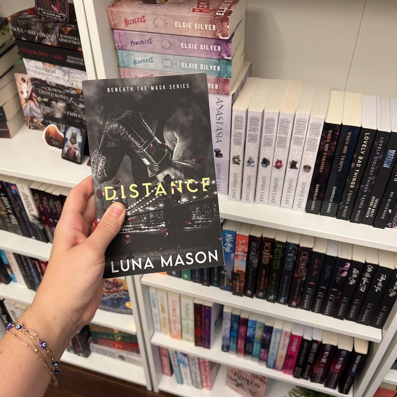 Distance by Luna Mason, Paperback | Pangobooks