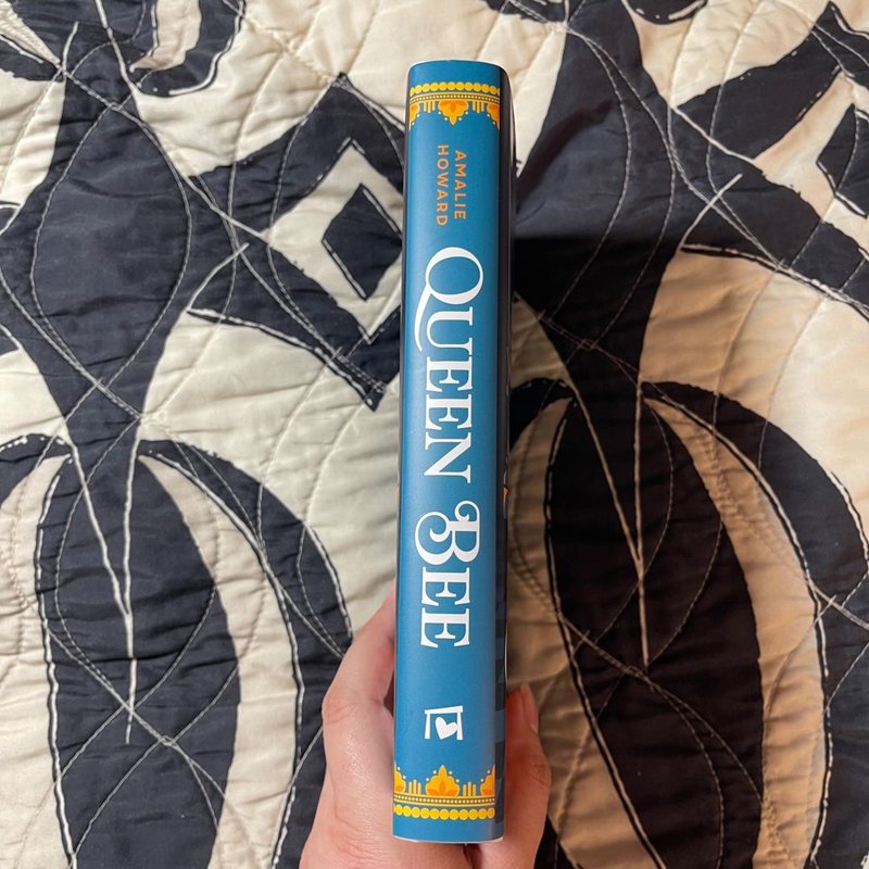 Queen Bee by Amalie Howard, Hardcover | Pangobooks