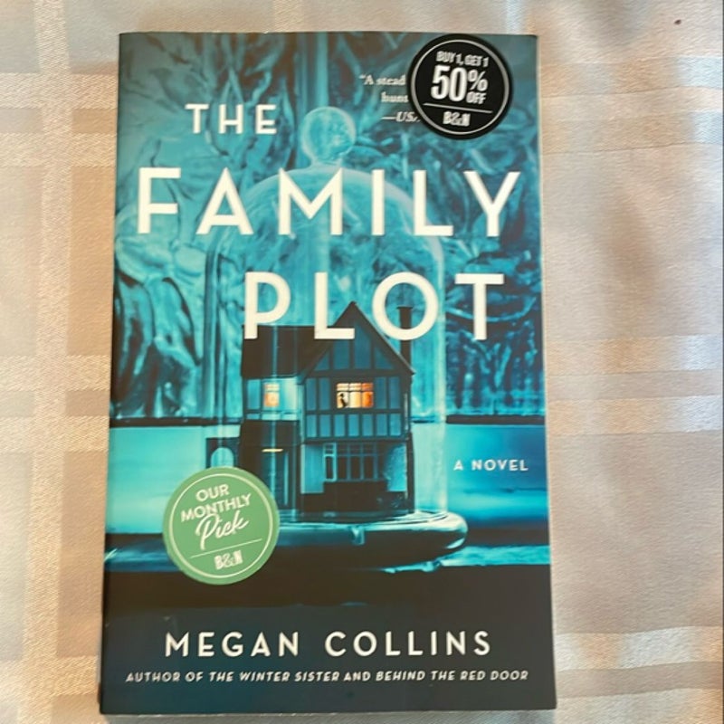 The Family Plot by Megan Collins, Paperback | Pangobooks