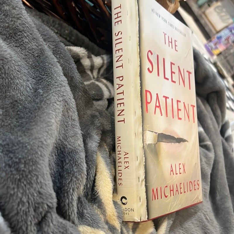 The Silent Patient by Alex Michaelides, Hardcover | Pangobooks