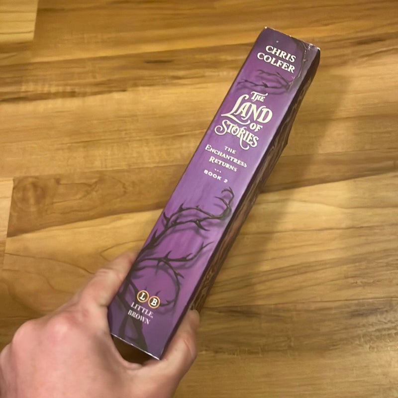 The Land of Stories: the Enchantress Returns by Chris Colfer