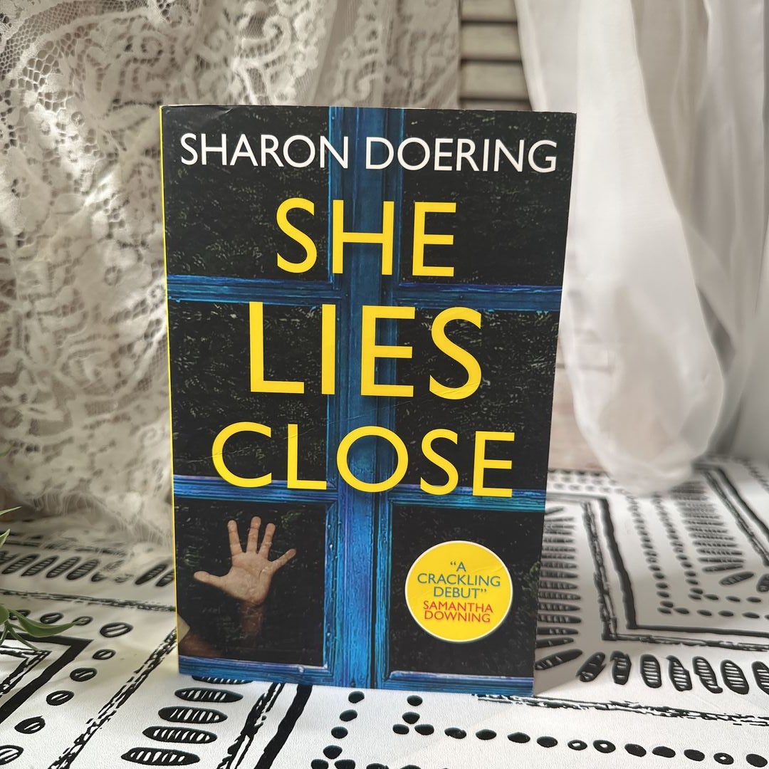 SIGNED She Lies Close by Sharon Doering, Paperback | Pangobooks