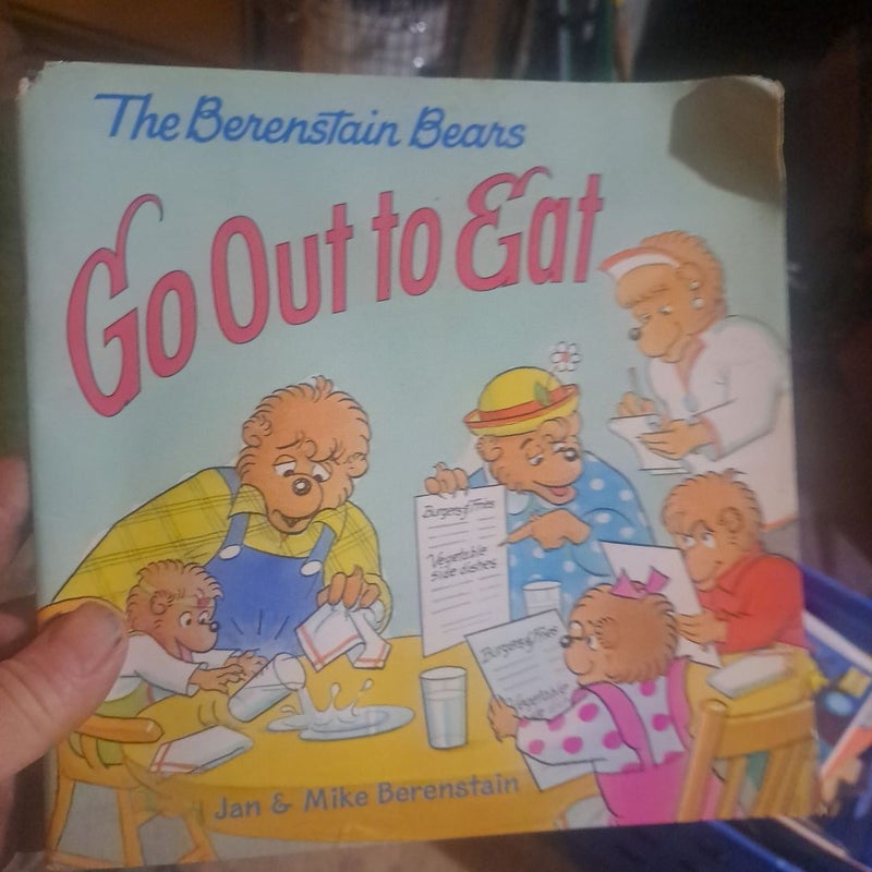 The Berenstain Bears Go Out to Eat by Jan Berenstain