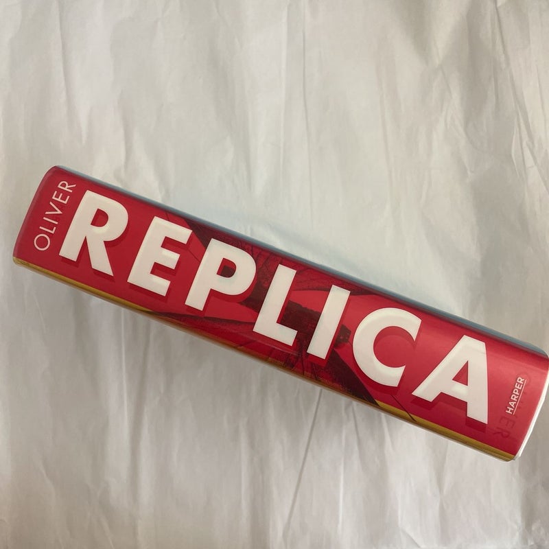 Replica by Lauren Oliver, Hardcover | Pangobooks