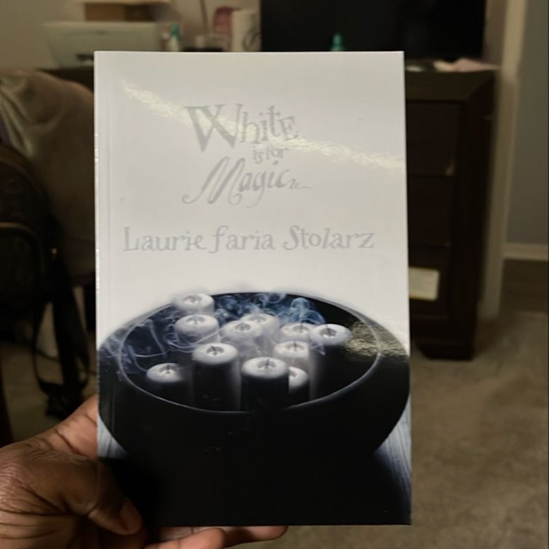 White Is for Magic by Laurie Faria Stolarz, Paperback | Pangobooks