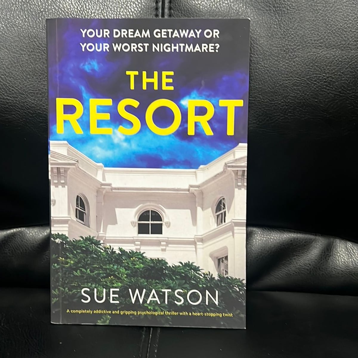 The Resort by Sue Watson, Paperback | Pangobooks