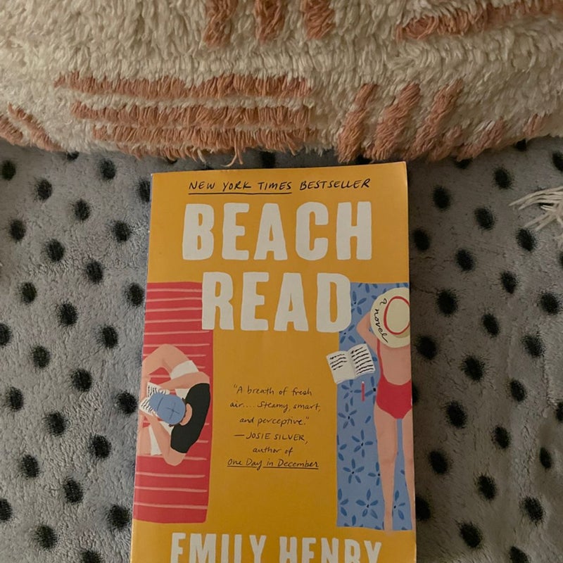 Beach read by Emily Henry, Paperback | Pangobooks