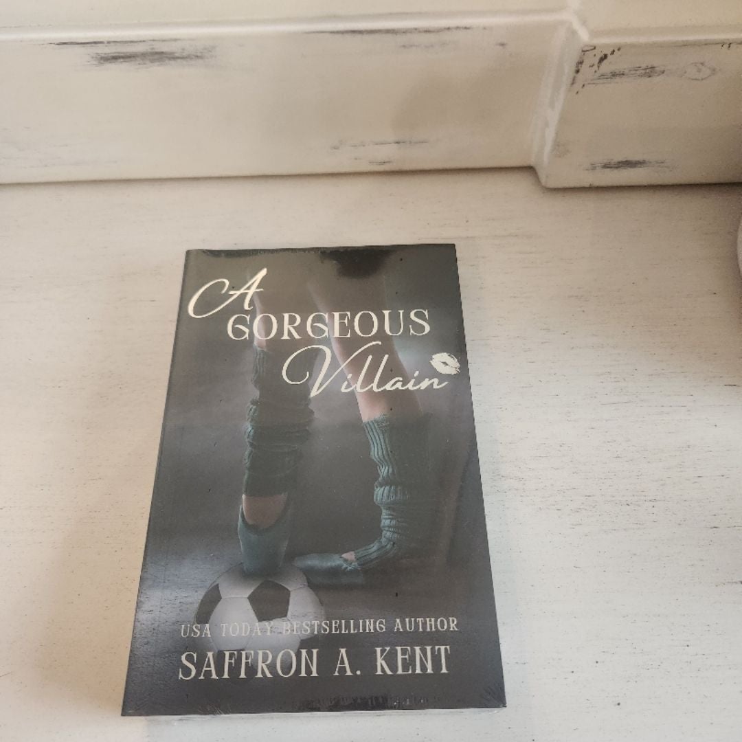 A Gorgeous Villain by Saffron A Kent, Hardcover | Pangobooks