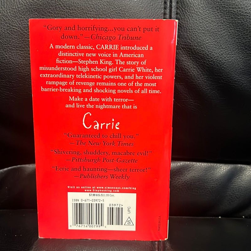 Carrie by Stephen King, Paperback | Pangobooks