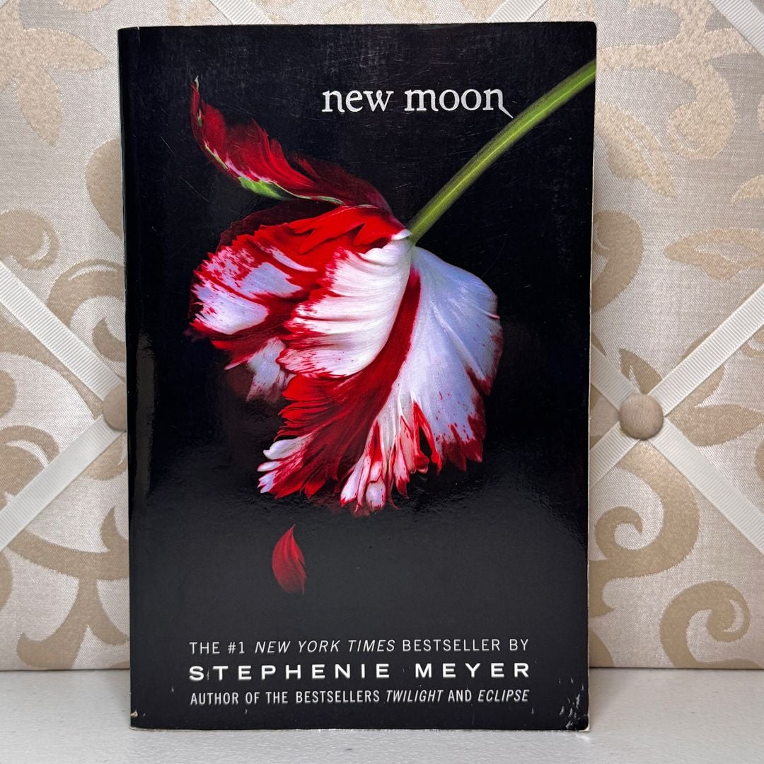 New Moon by Stephenie Meyer, Paperback | Pangobooks