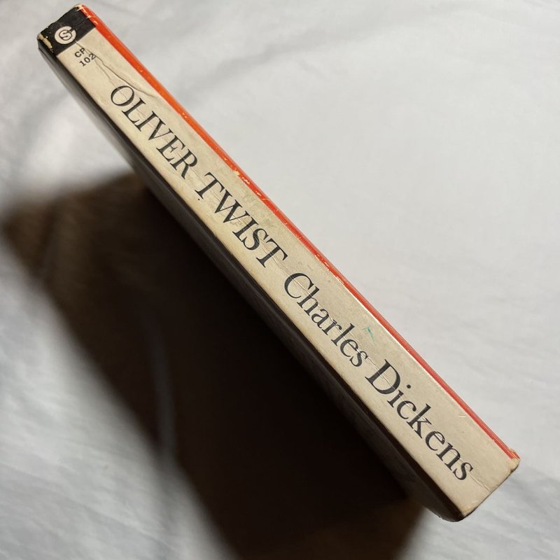 Oliver Twist by Charles Dickens, Paperback | Pangobooks