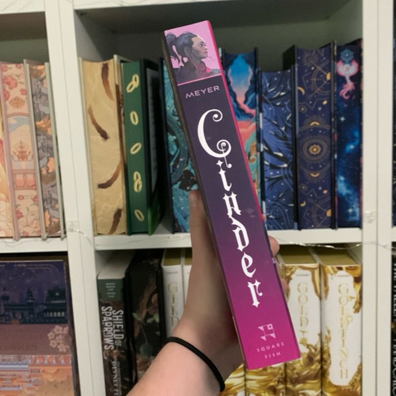 Cinder by Marissa Meyer, Paperback | Pangobooks