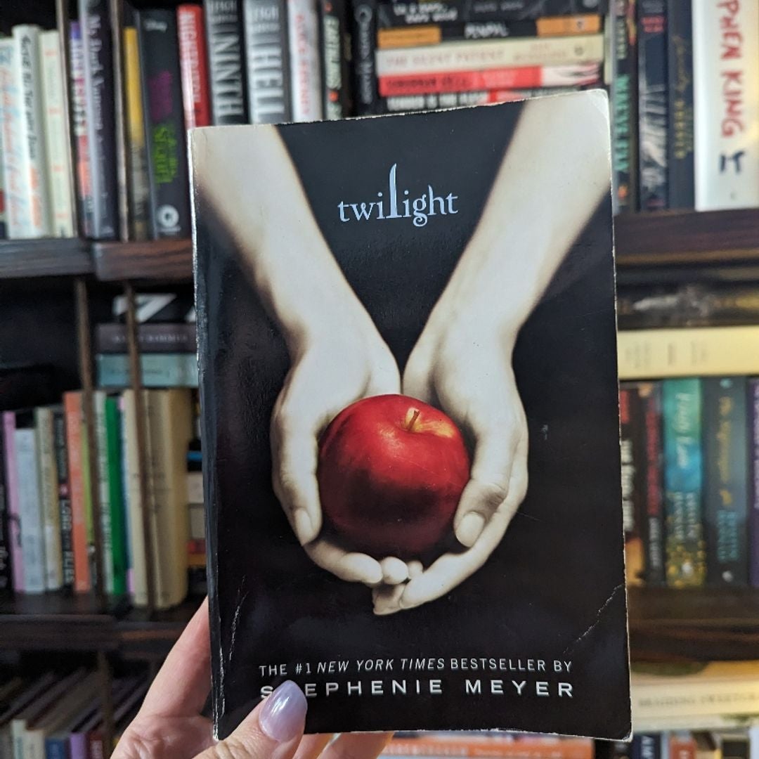 Twilight by Stephenie Meyer, Paperback | Pangobooks