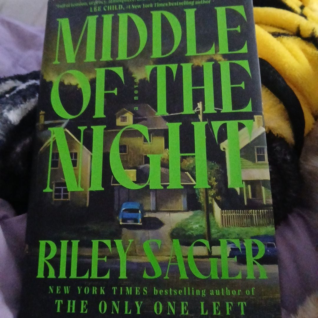 Middle of the Night by Riley Sager, Hardcover | Pangobooks