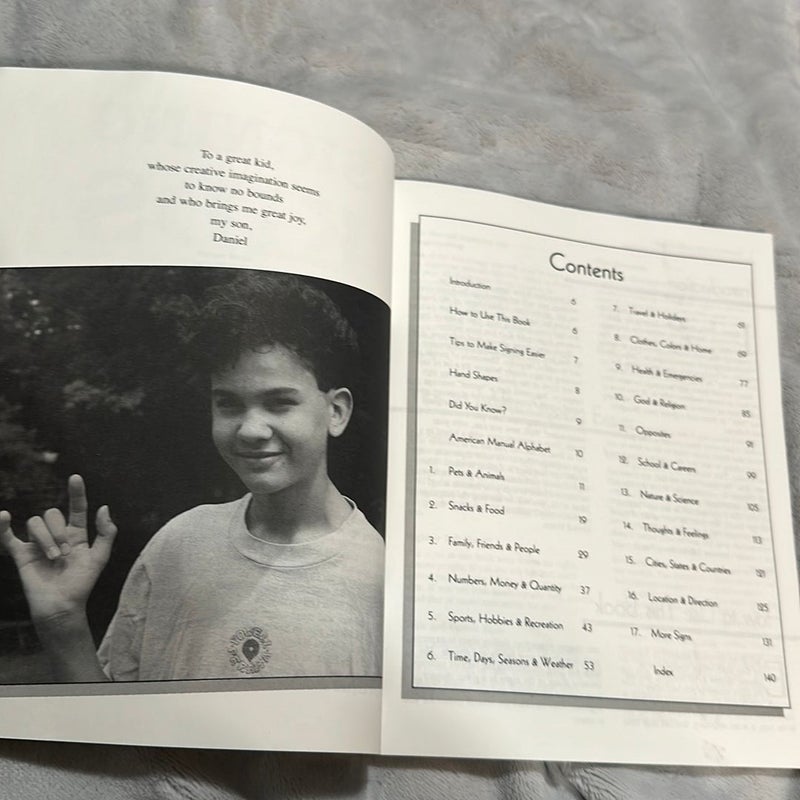 Signing for Kids by Mickey Flodin, Paperback | Pangobooks