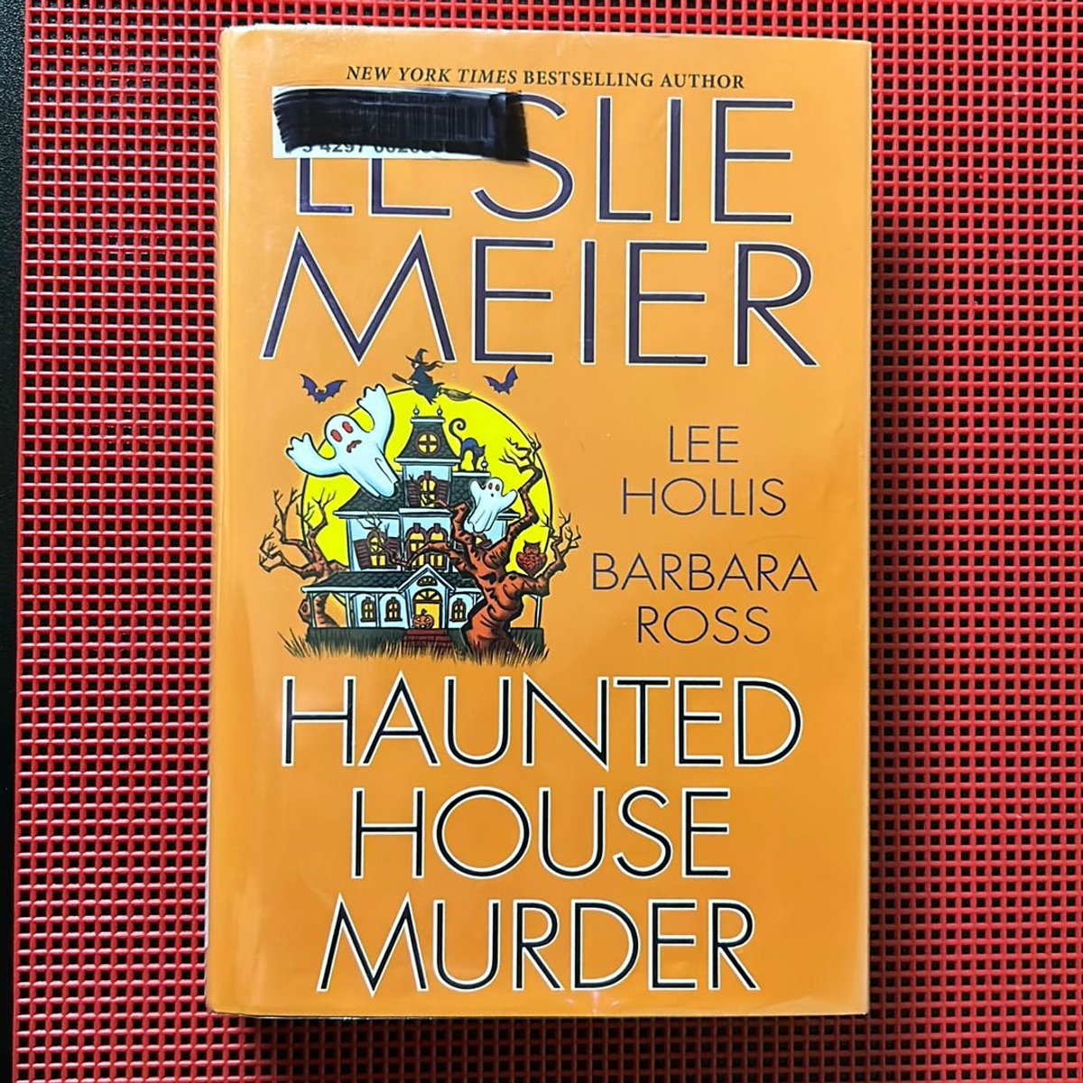 Haunted House Murder by Leslie Meier, Lee Hollis, Barbara Ross