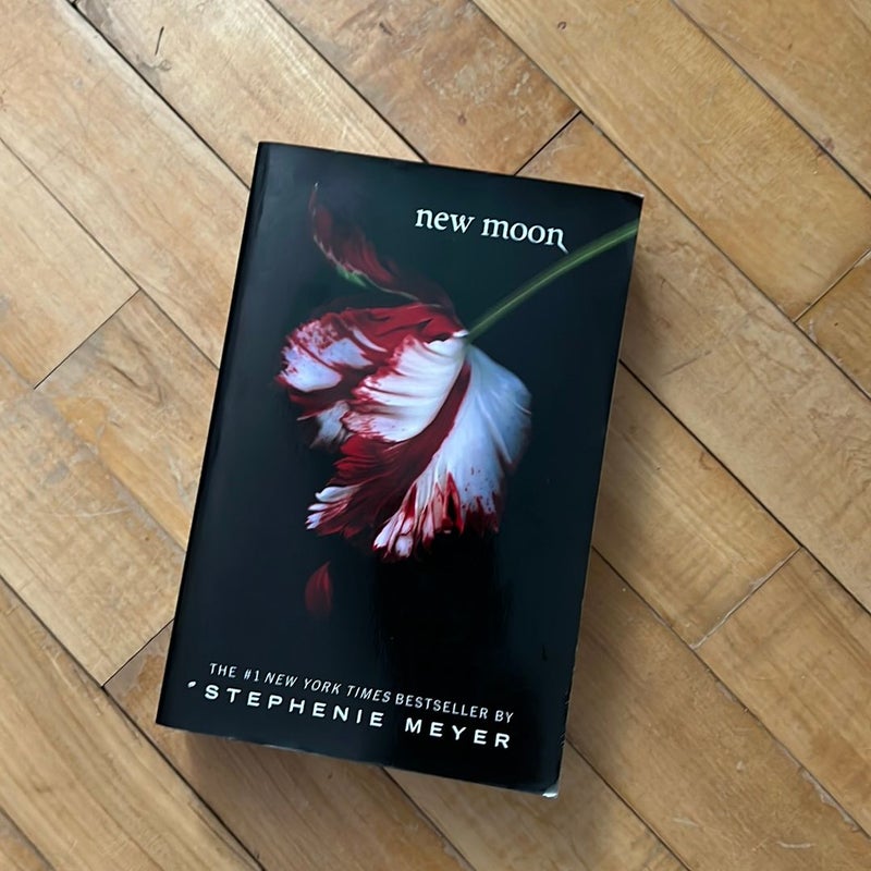 New Moon by Stephenie Meyer, Paperback | Pangobooks