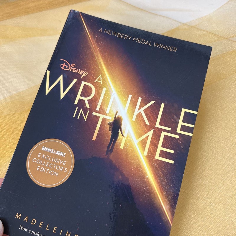 A Wrinkle in Time by Madeline L’engle, Paperback | Pangobooks