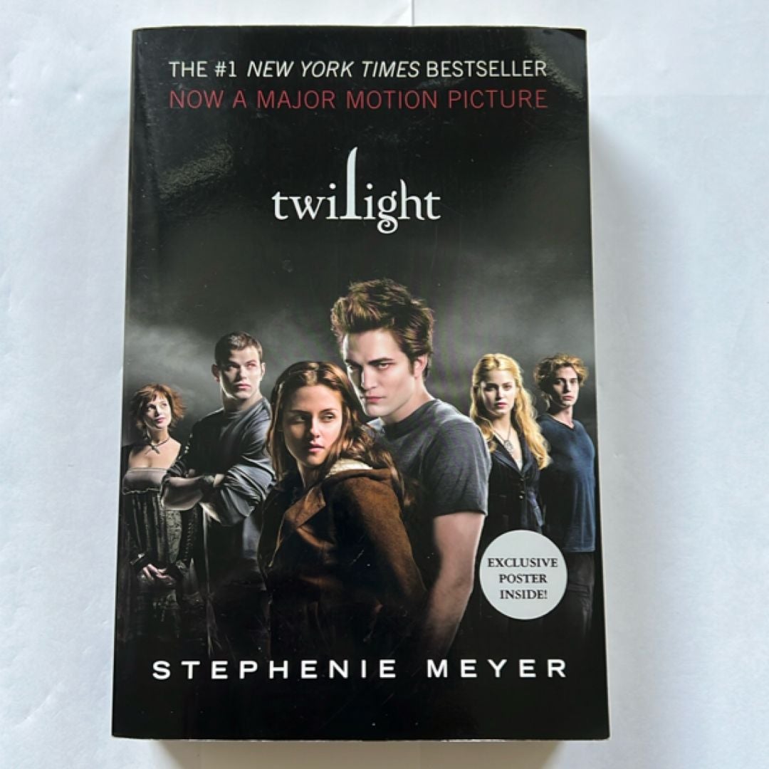 Twilight by Stephenie Meyer, Paperback | Pangobooks