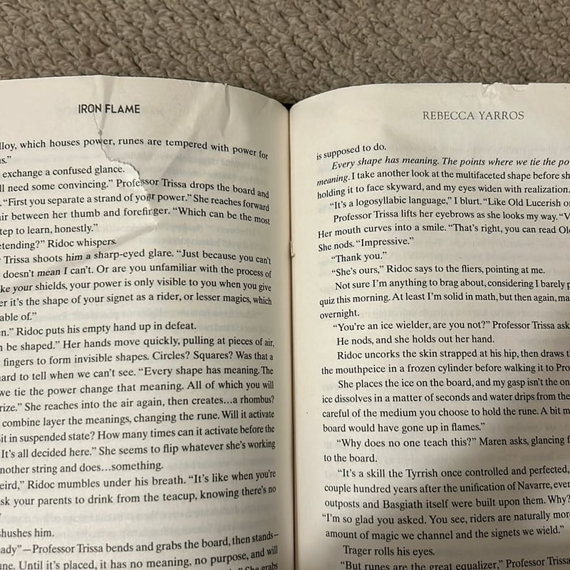 Iron Flame by Rebecca Yarros, Hardcover | Pangobooks