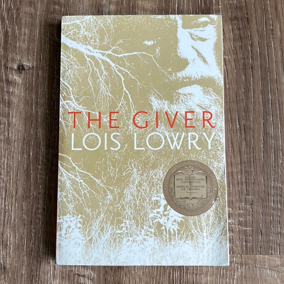 The Giver by Lois Lowry, Paperback | Pangobooks