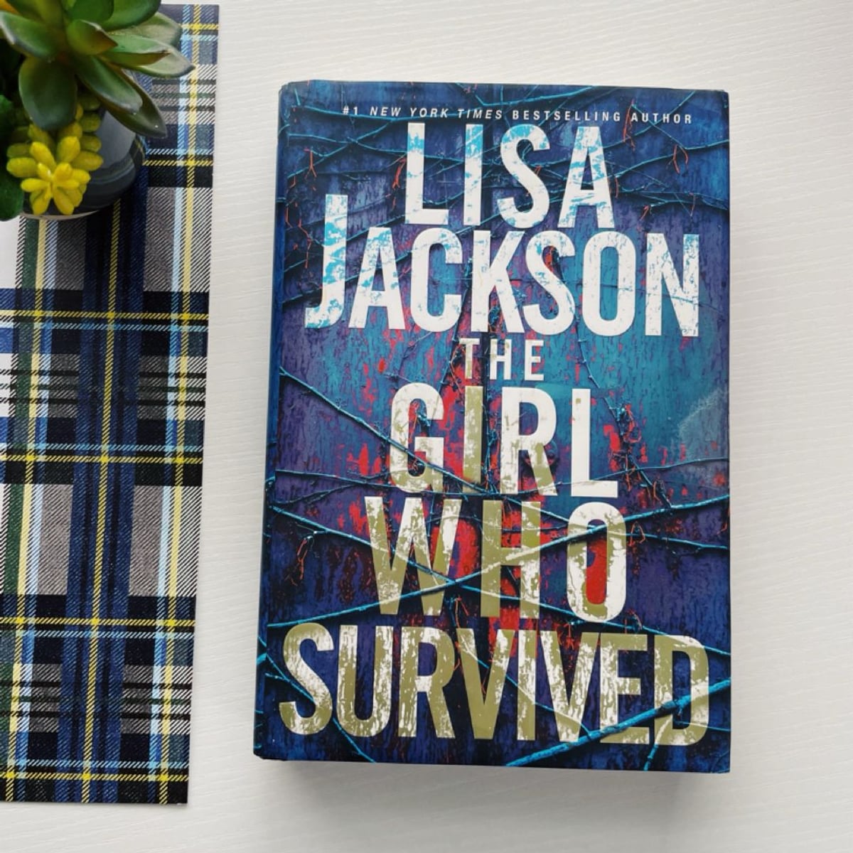 The Girl Who Survived (CAN) by Lisa Jackson
