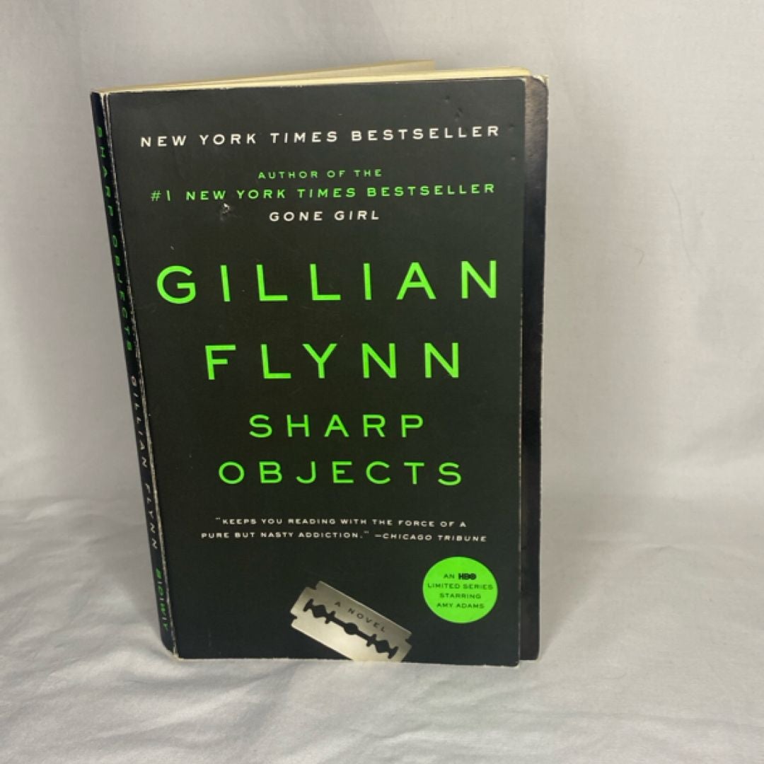 Sharp Objects by Gillian Flynn, Paperback | Pangobooks