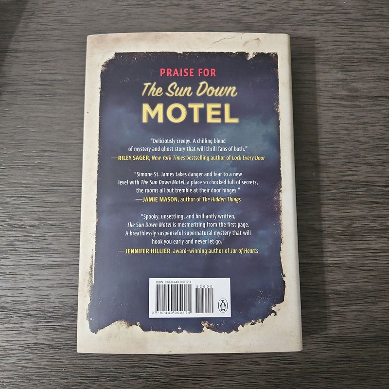The Sun down Motel by Simone St. James, Hardcover | Pangobooks