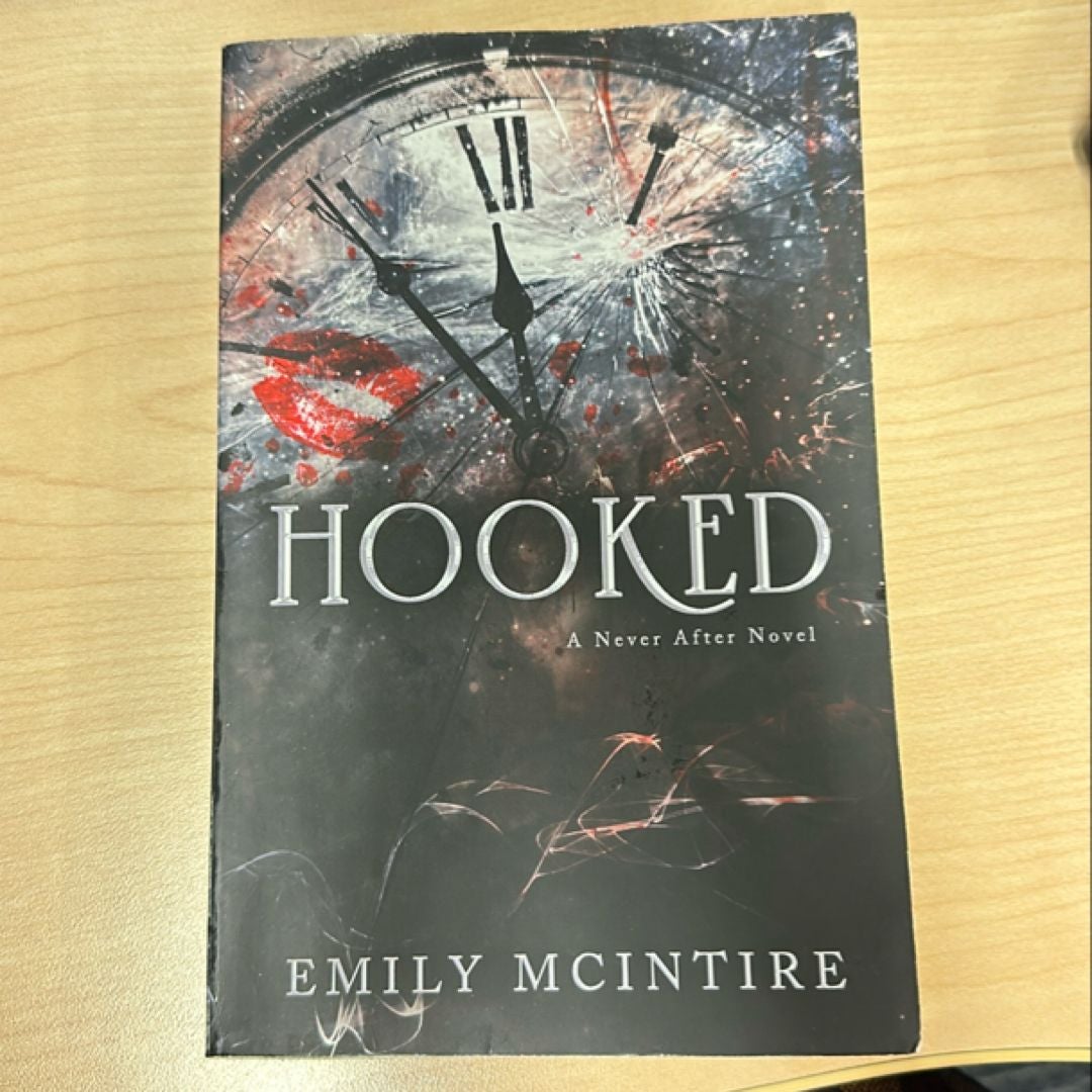 Hooked by Emily McIntire, Paperback | Pangobooks