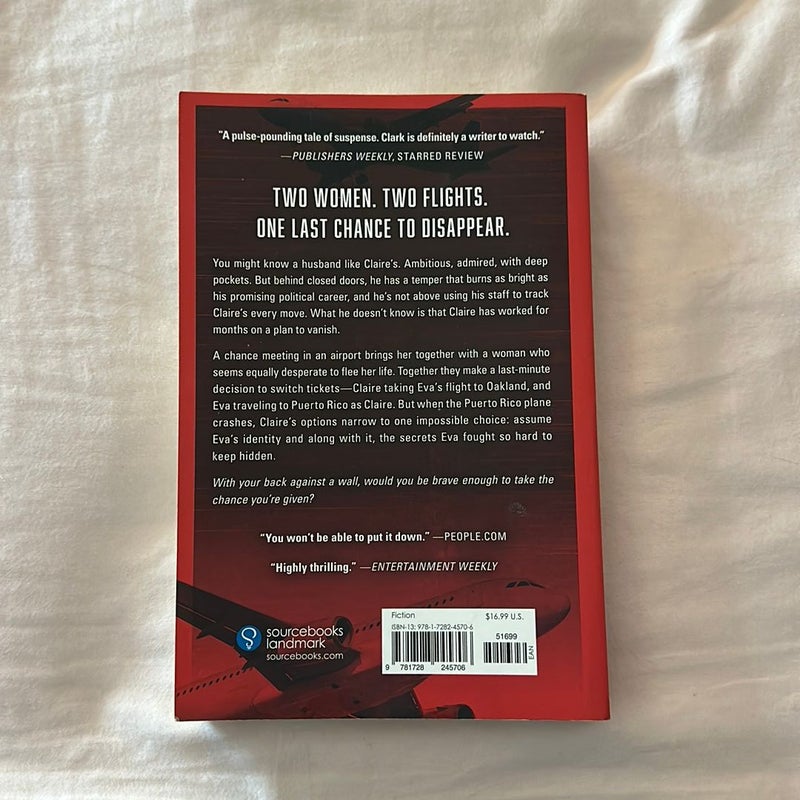 The Last Flight by Julie Clark, Paperback | Pangobooks