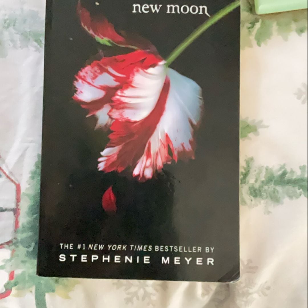 New Moon by Stephenie Meyer, Paperback | Pangobooks