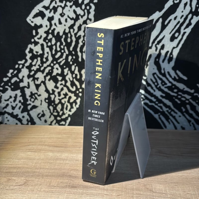The Outsider by Stephen King, Paperback | Pangobooks