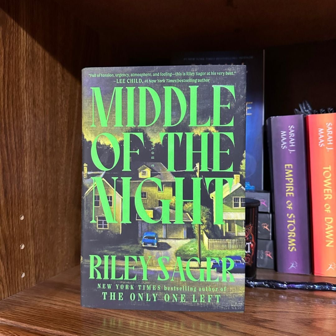 Middle Of The Night by Riley Sager, Hardcover | Pangobooks