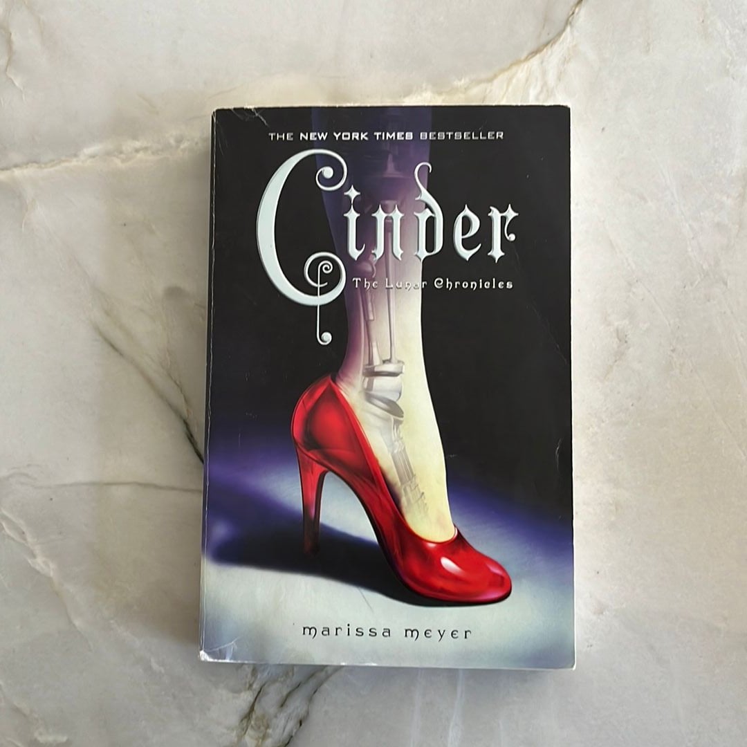 Cinder by Marissa Meyer, Paperback | Pangobooks