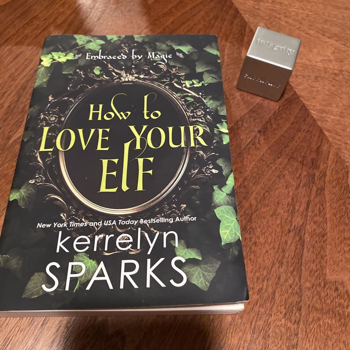 How to Love Your Elf by Kerrelyn Sparks, Paperback | Pangobooks
