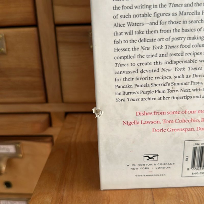 The Essential New York Times Cookbook by Amanda Hesser