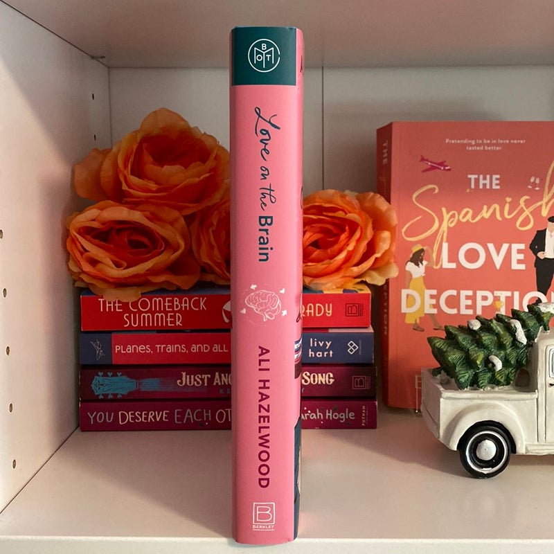 Love on the Brain by Ali Hazelwood , Hardcover | Pangobooks