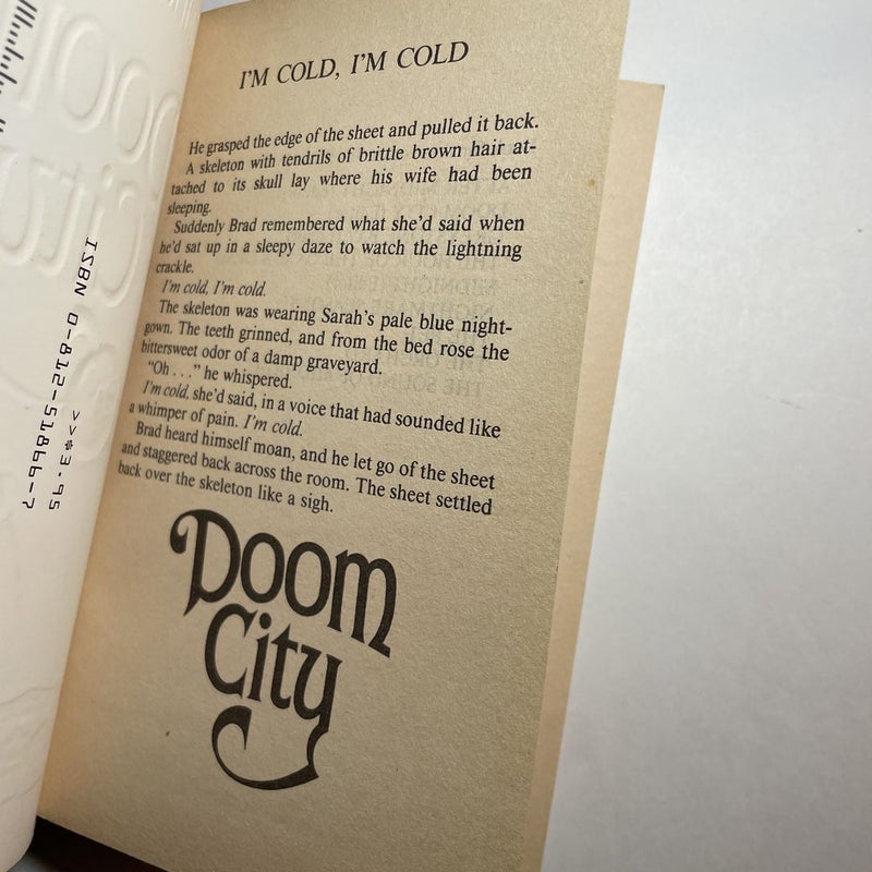 Doom City by Charles L Grant, Paperback | Pangobooks