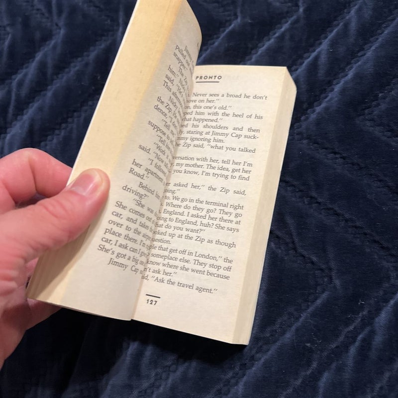 Pronto by Elmore Leonard , Paperback | Pangobooks