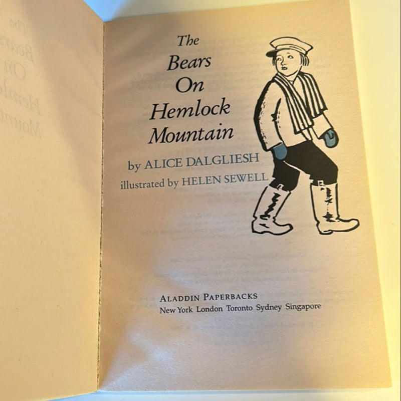 The Bears on Hemlock Mountain by Alice Dalgliesh, Paperback | Pangobooks