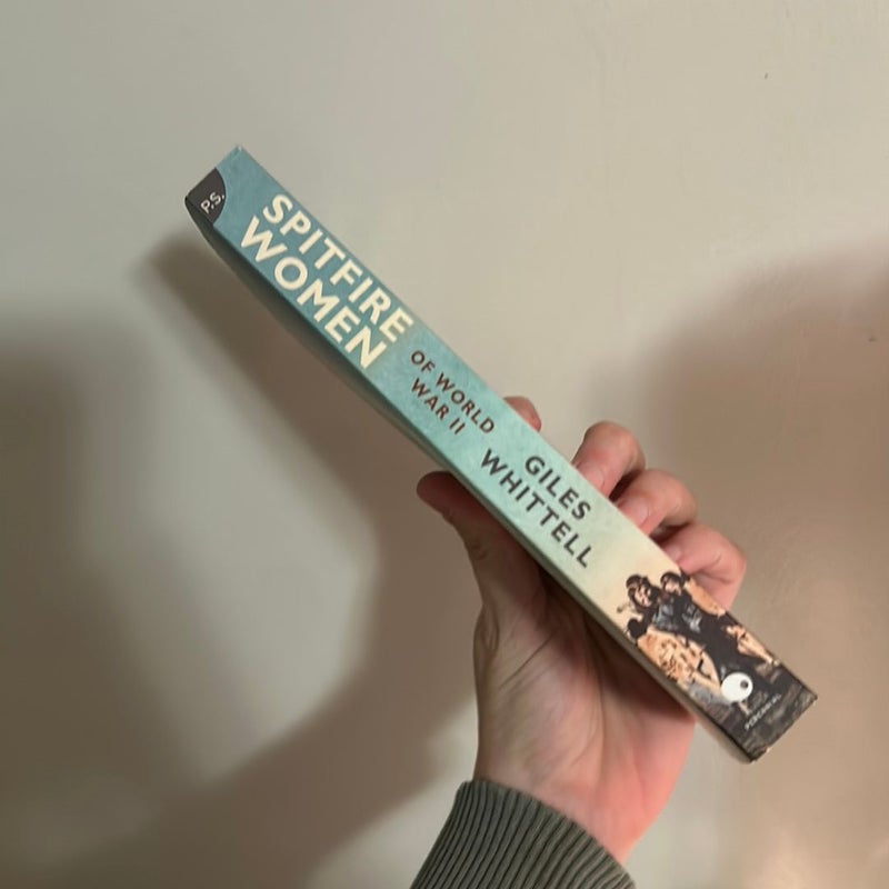 Spitfire Women of World War II by Giles Whittell, Paperback | Pangobooks