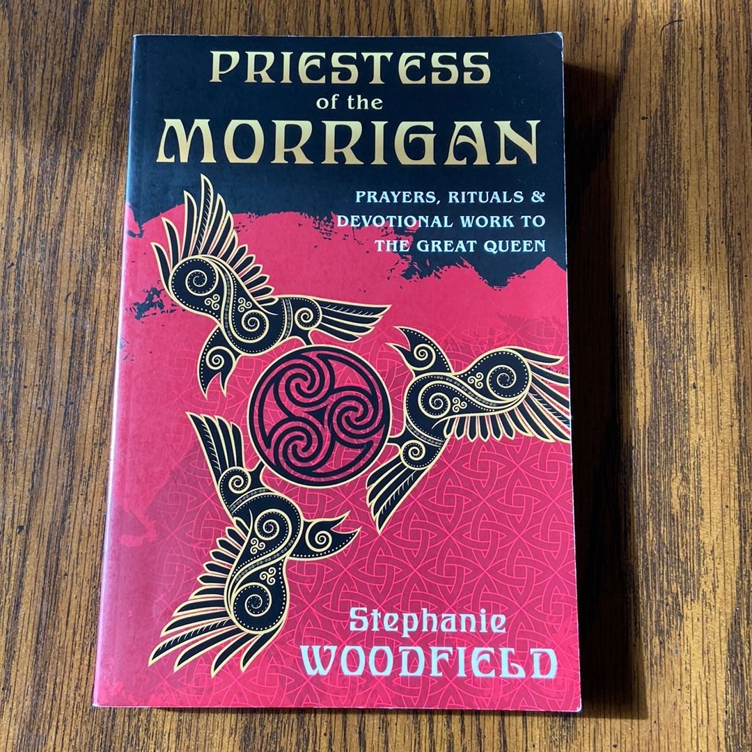 Priestess of the Morrigan by Stephanie Woodfield, Paperback | Pangobooks