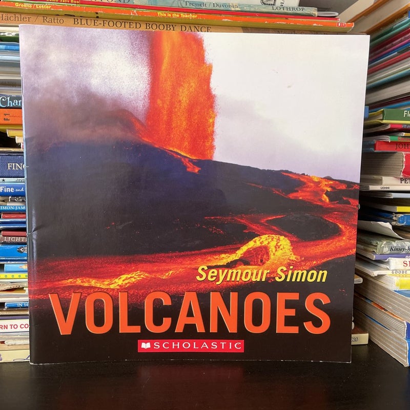 Volcanoes by , Paperback | Pangobooks