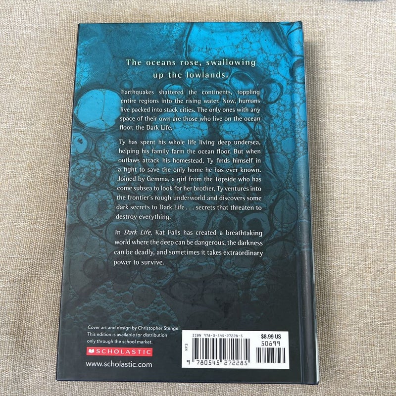 Dark Life by Kat Falls, Hardcover | Pangobooks