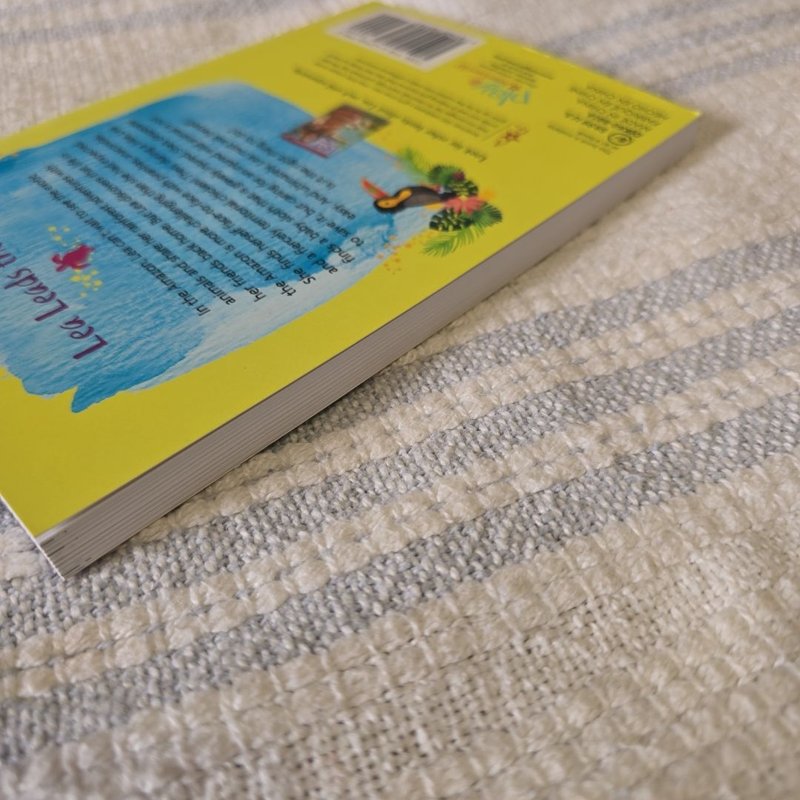 Lea Leads the Way by Lisa Yee, Sarah Davis, Paperback | Pangobooks