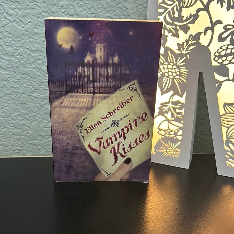 Vampire Kisses by Ellen Schreiber, Paperback | Pangobooks