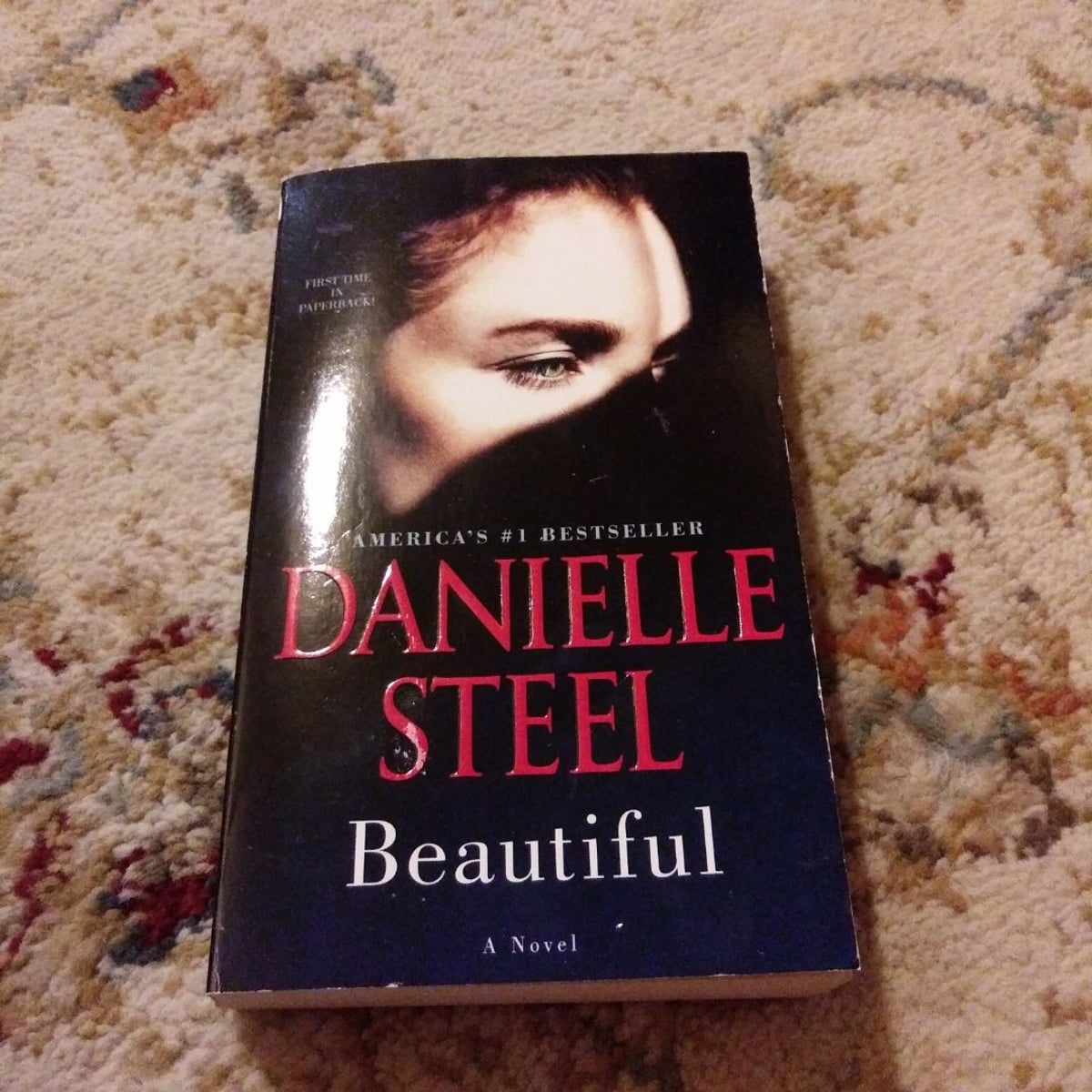 Beautiful by Danielle Steel, Paperback | Pangobooks